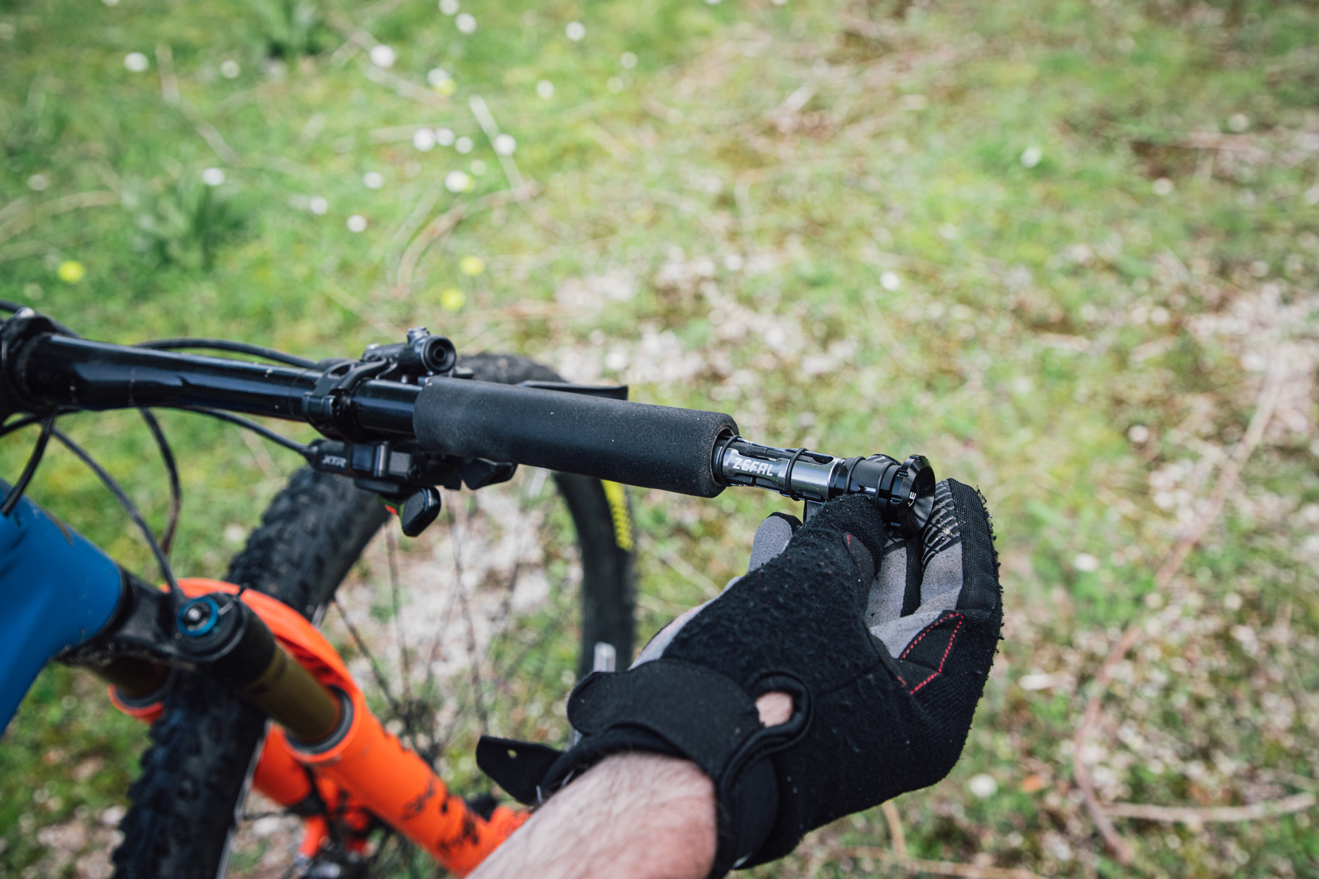 Zéfal - Z BAR TOOL - Multi-tools & tubeless repair kit stored within ...