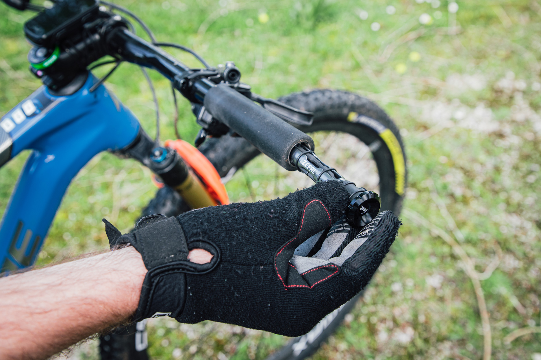 Zéfal - Z BAR TOOL - Multi-tools & tubeless repair kit stored within ...